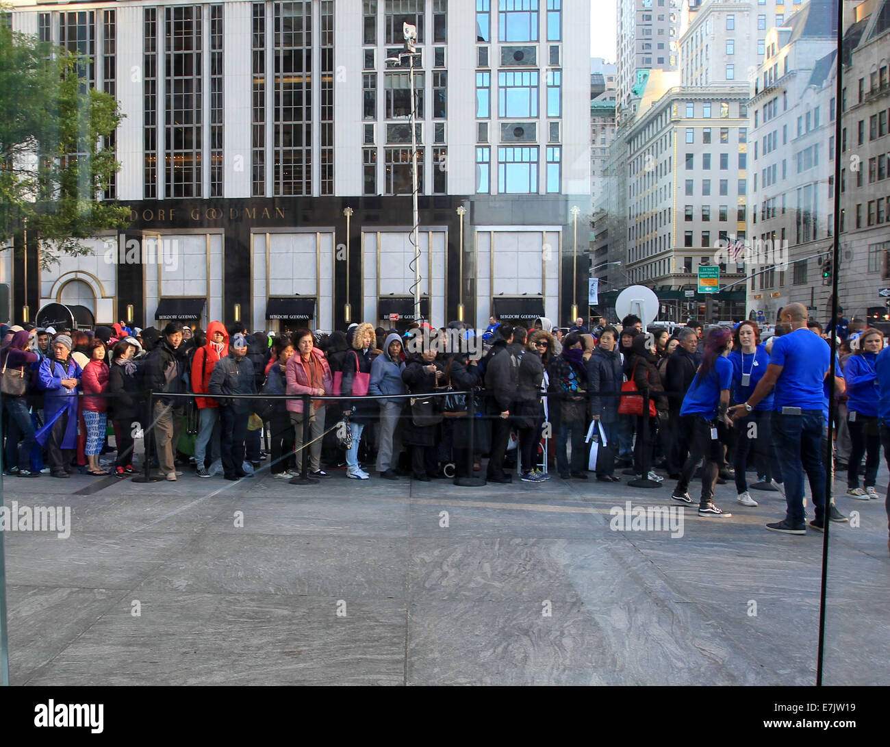 Iphone 6 queue hi-res stock photography and images - Alamy