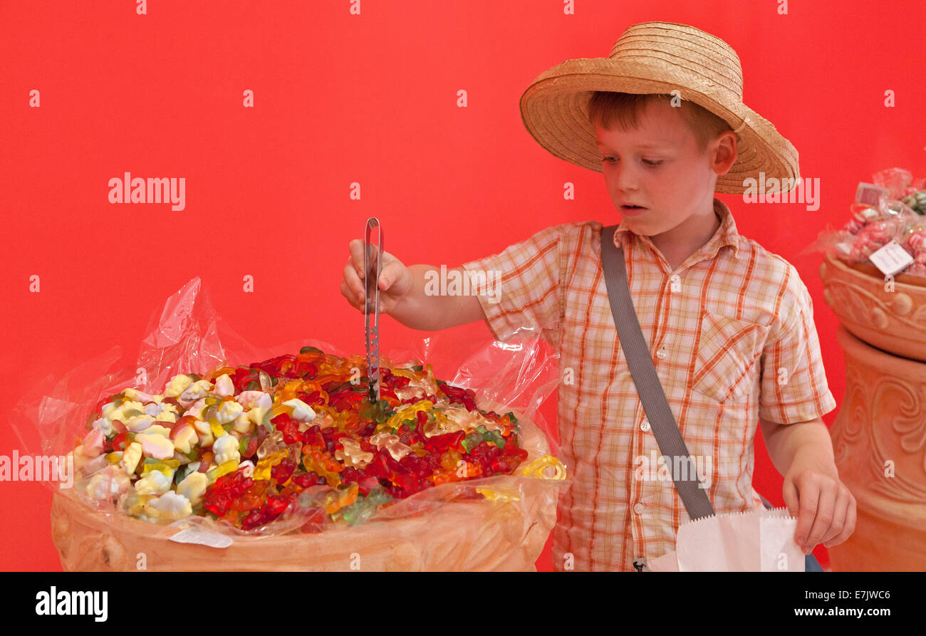 Child boy sweet shop hi-res stock photography and images - Alamy