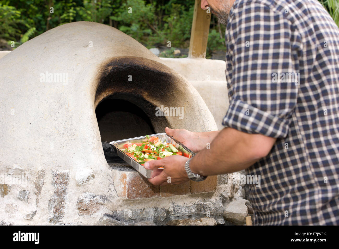 earth clay cob oven. Now the oven has been built its time to start ...