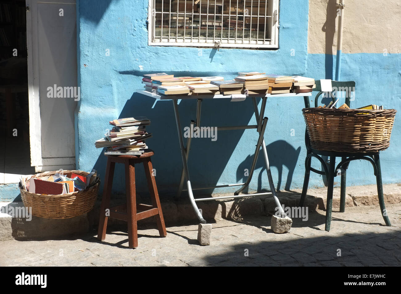 Second hand book stall Stock Photo - Alamy