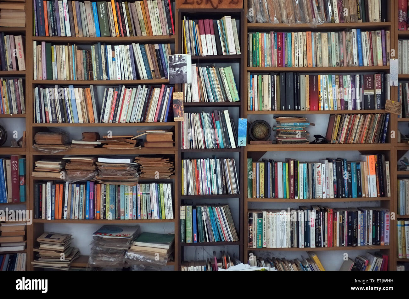 Old book case Stock Photo - Alamy