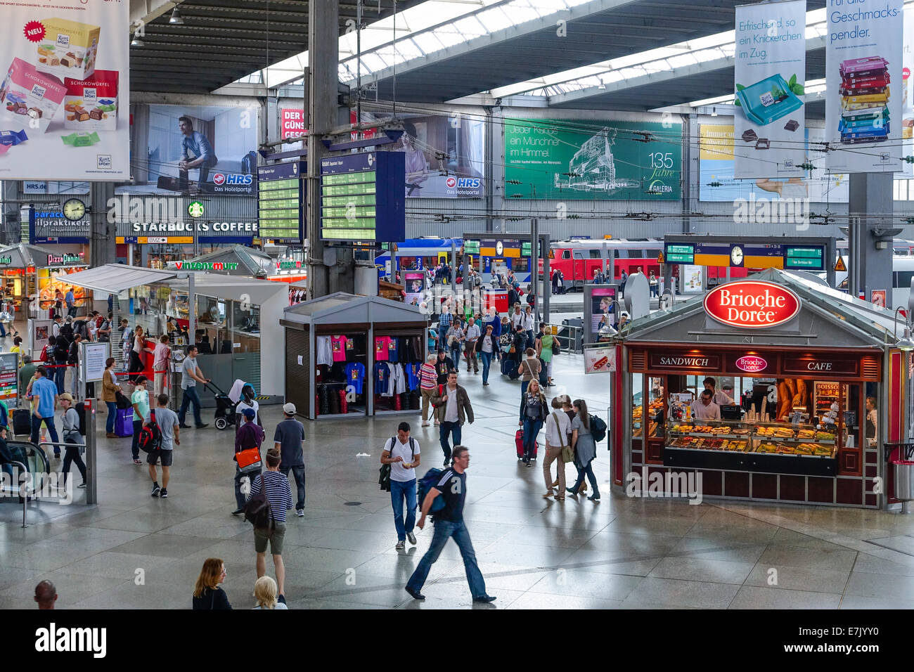 Passengers Travellers Tourists arriving and departing at Munich Train ...