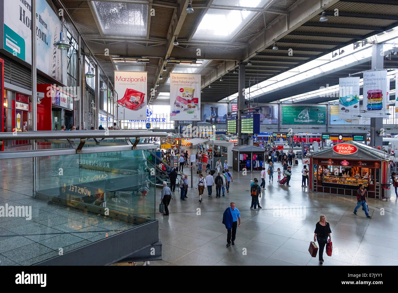 Passengers Travellers Tourists arriving and departing at Munich Train ...