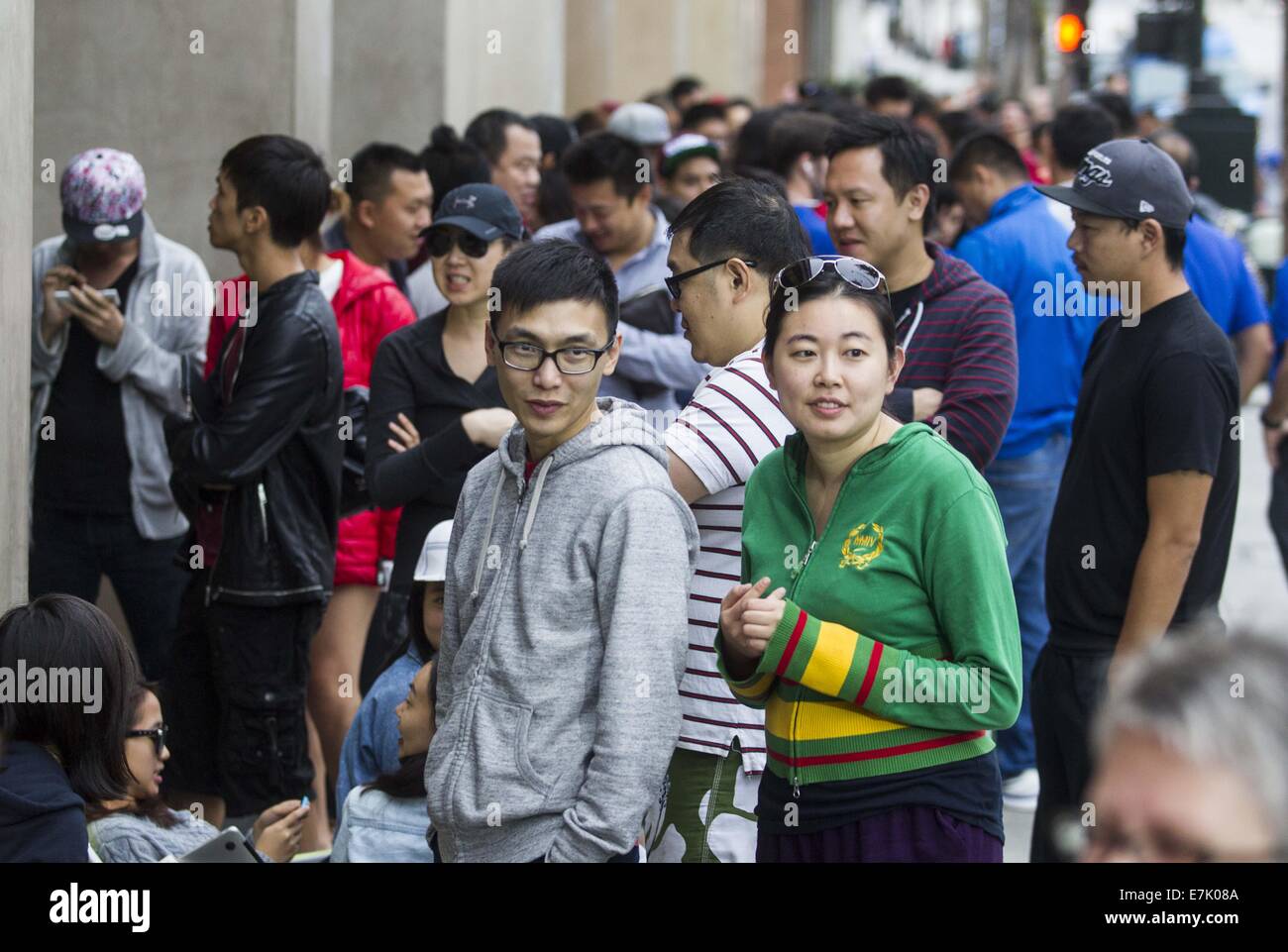 Los Angeles, California, USA. 19th Sep, 2014. Customers line up in ...