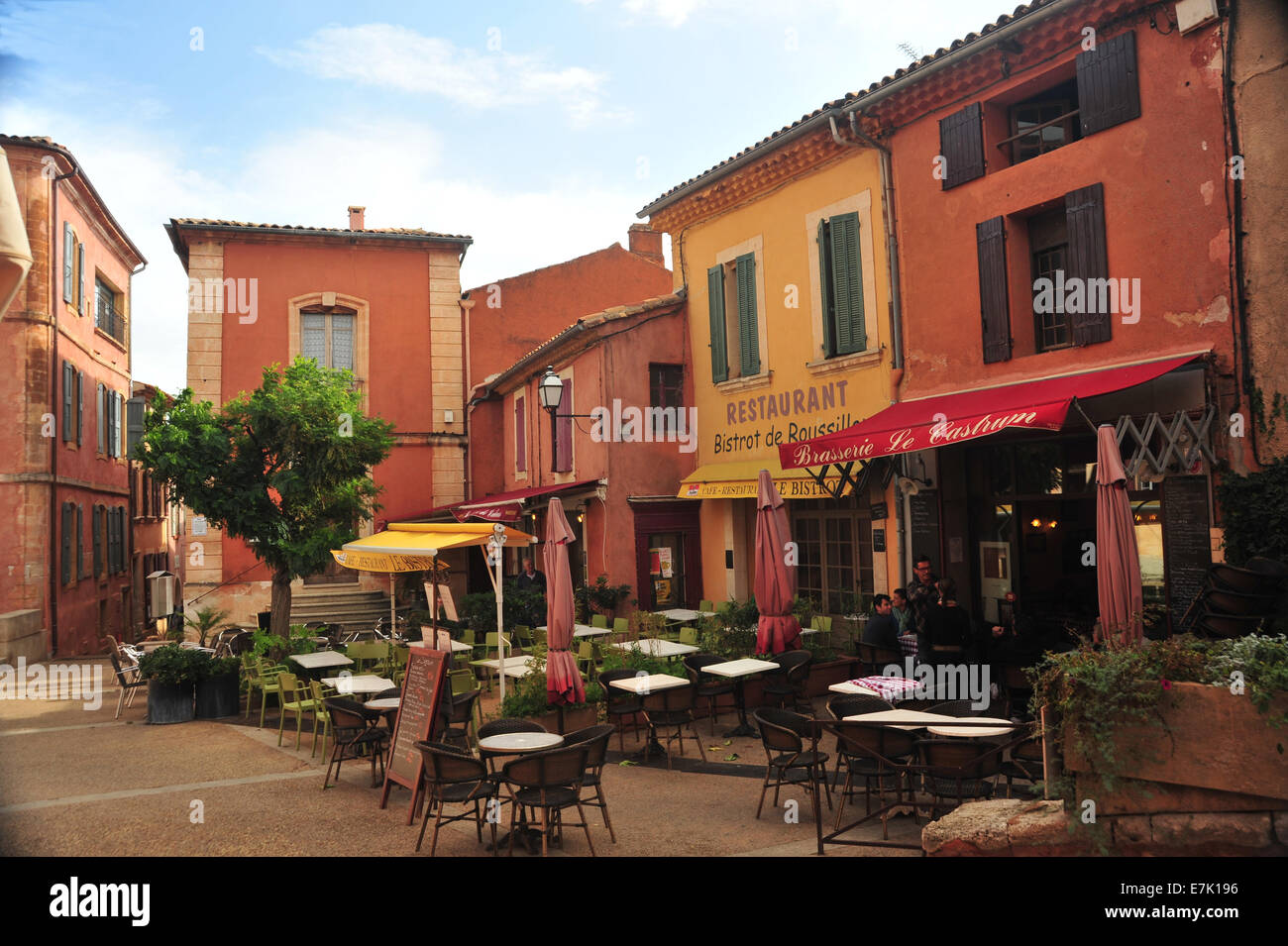 Village square france picture hi-res stock photography and images - Alamy