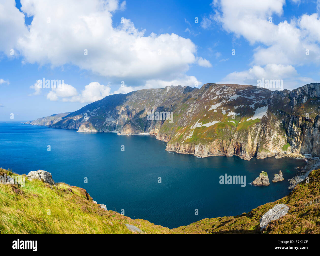 The Slieve League cliffs from the viewpoint outside Teelin, County ...