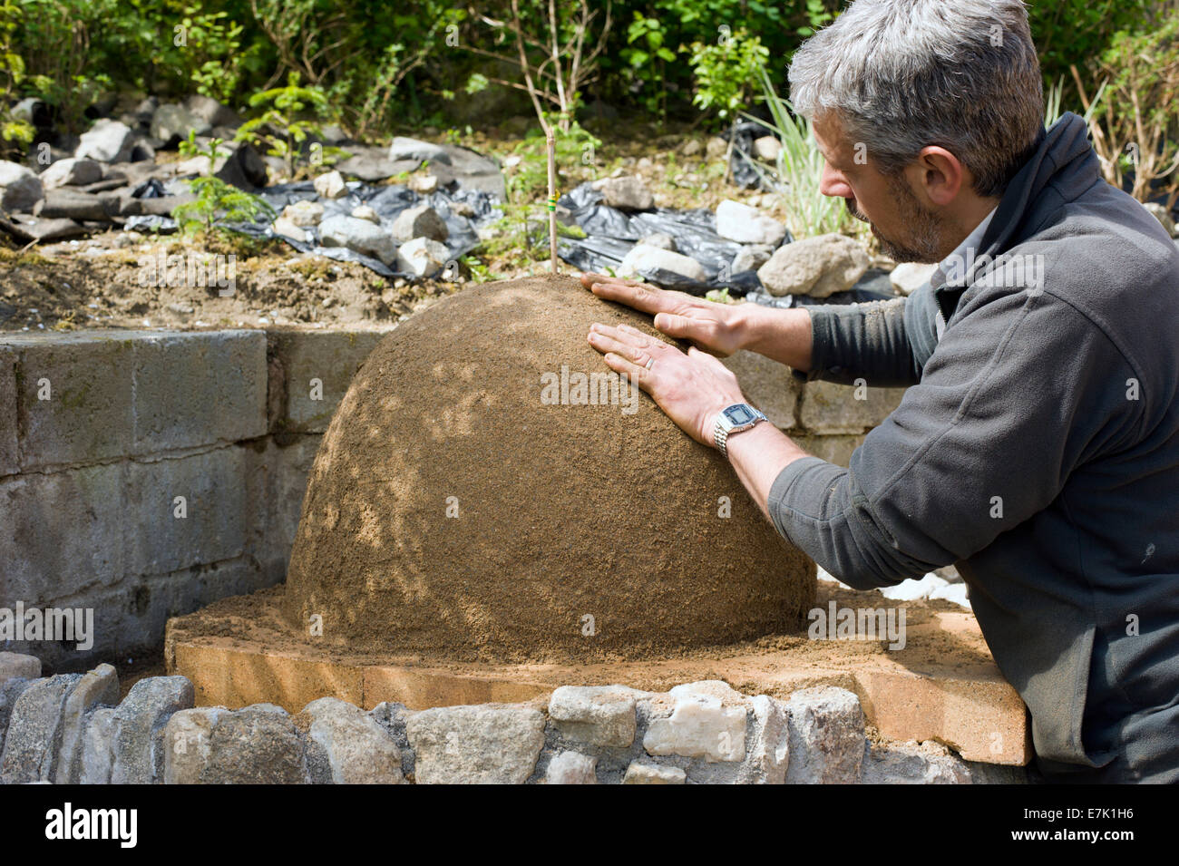 Earth clay cob oven project hi-res stock photography and images - Alamy