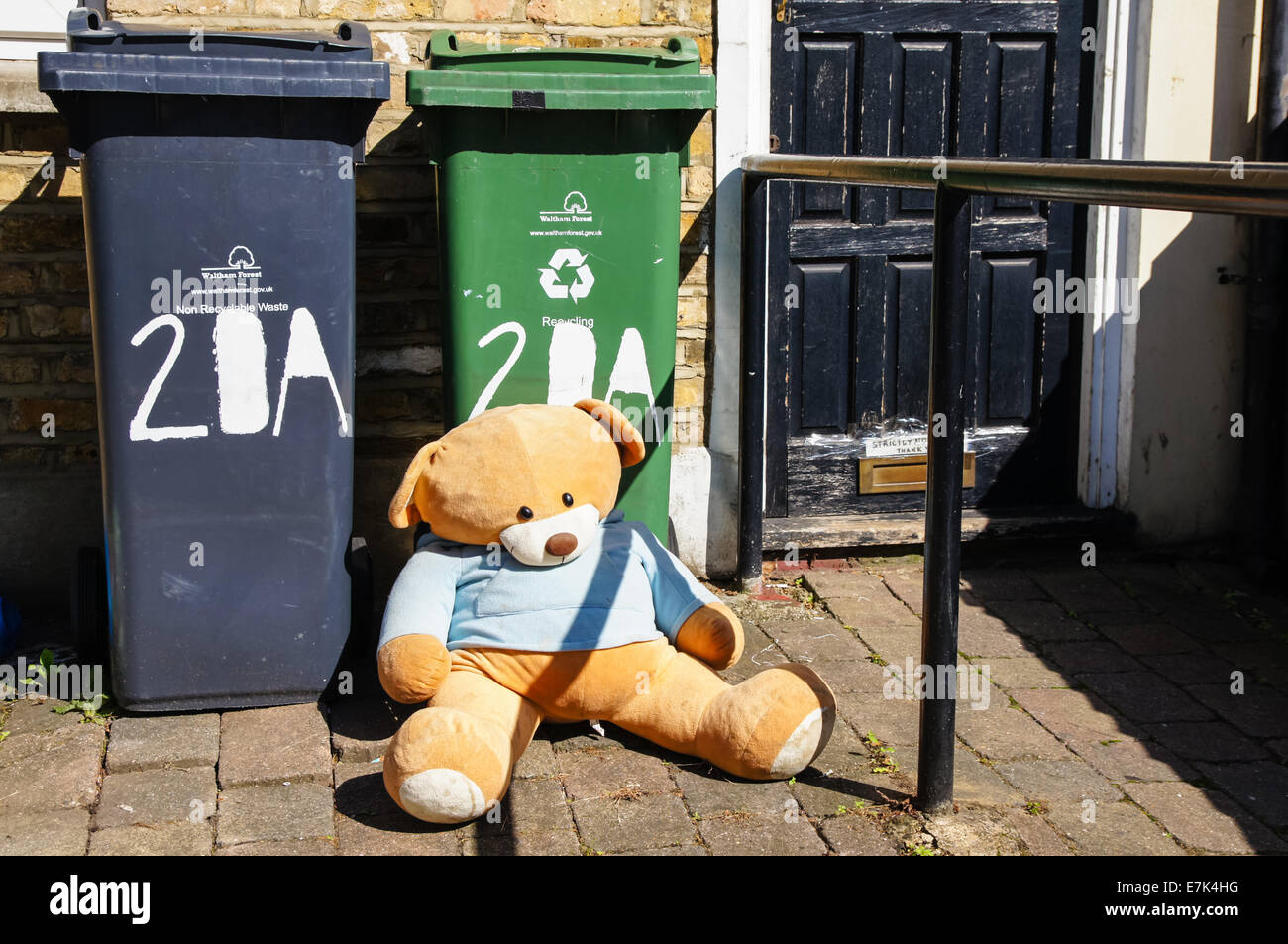 Rubbish trash dustbin bins hi-res stock photography and images - Alamy
