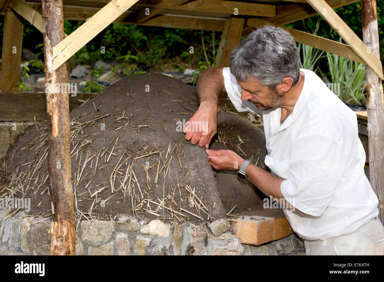 Earth clay cob oven project hi-res stock photography and images - Alamy
