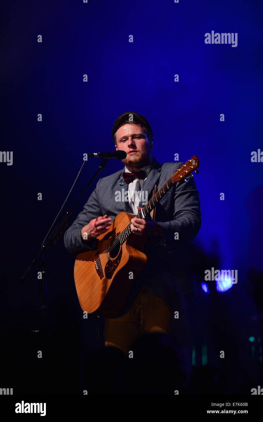 Kari Jobe and Warren Barfield perform during the Majestic Tour at ...