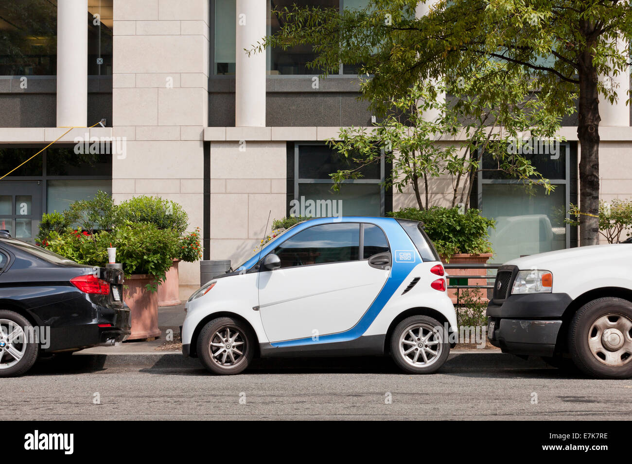 Smart car small parking space hi-res stock photography and images - Alamy