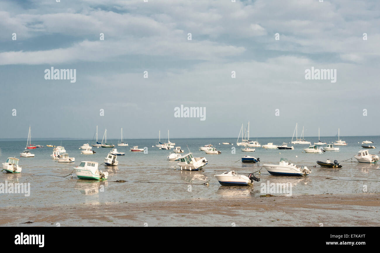 Boats moored at low tide in the bay of Cancale Port-Mer, Brittany Stock ...