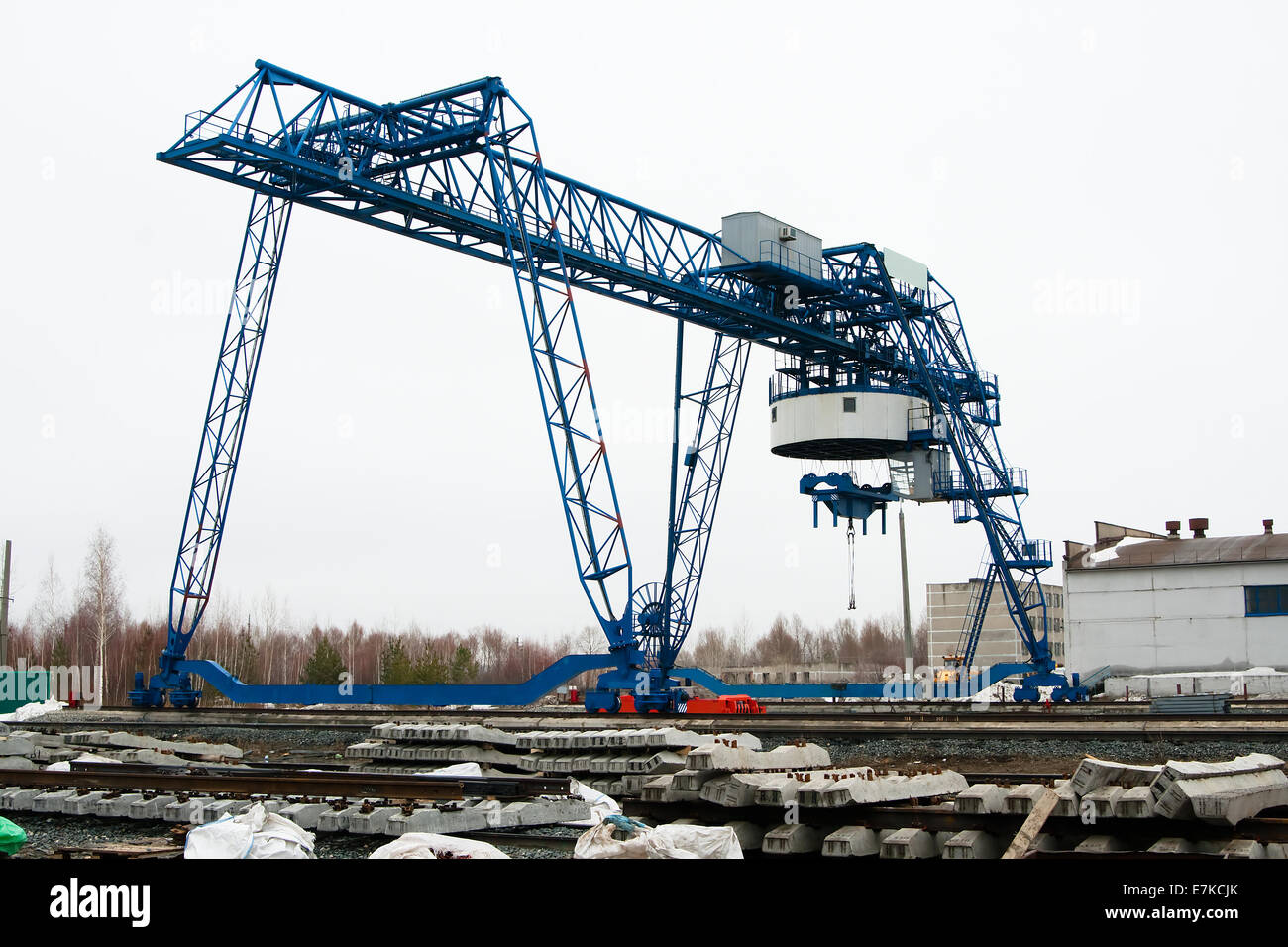 large gantry crane in between lifting Stock Photo - Alamy