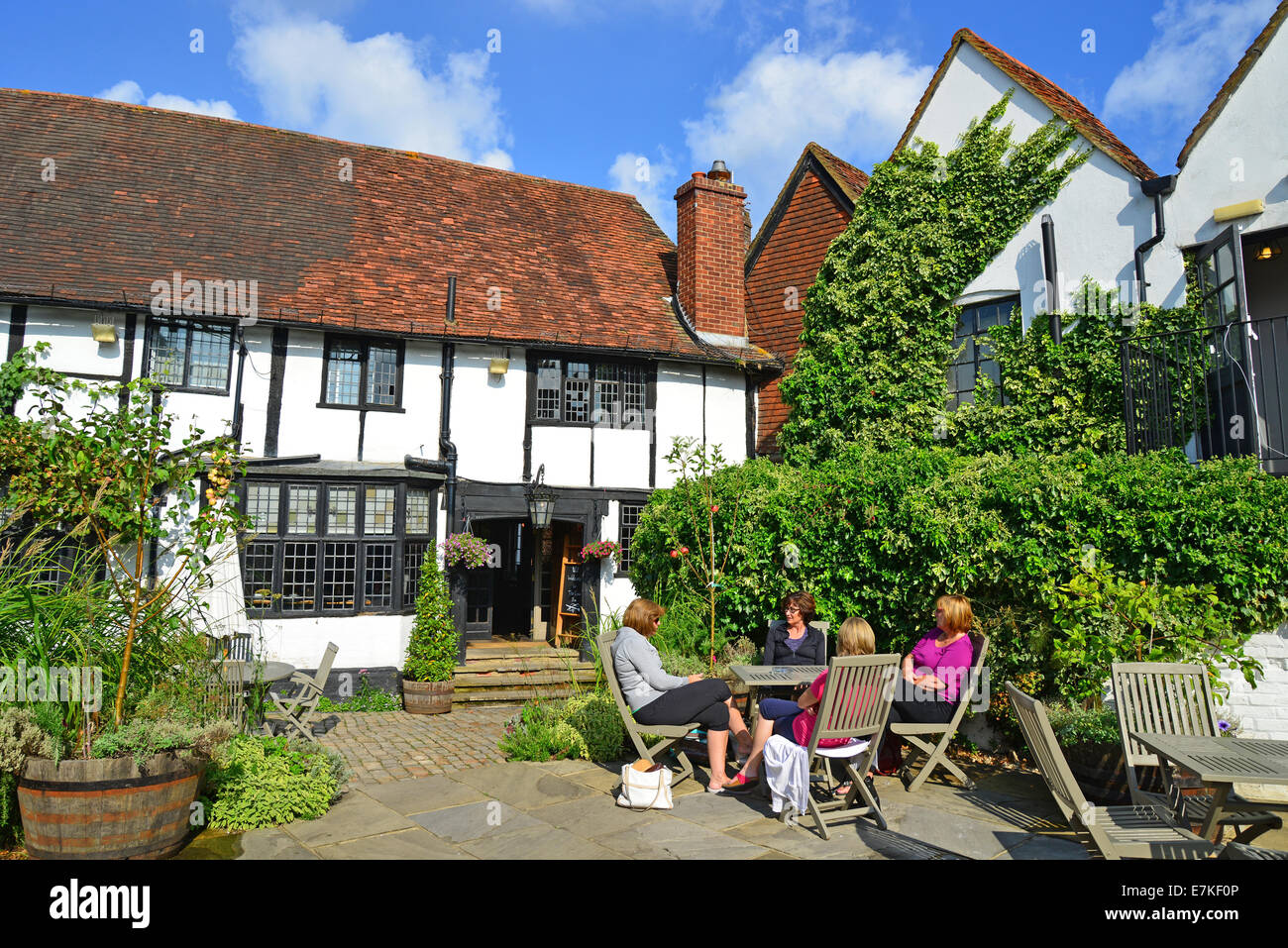 Hotel courtyard, The Crown Hotel, High Street, Old Amersham ...