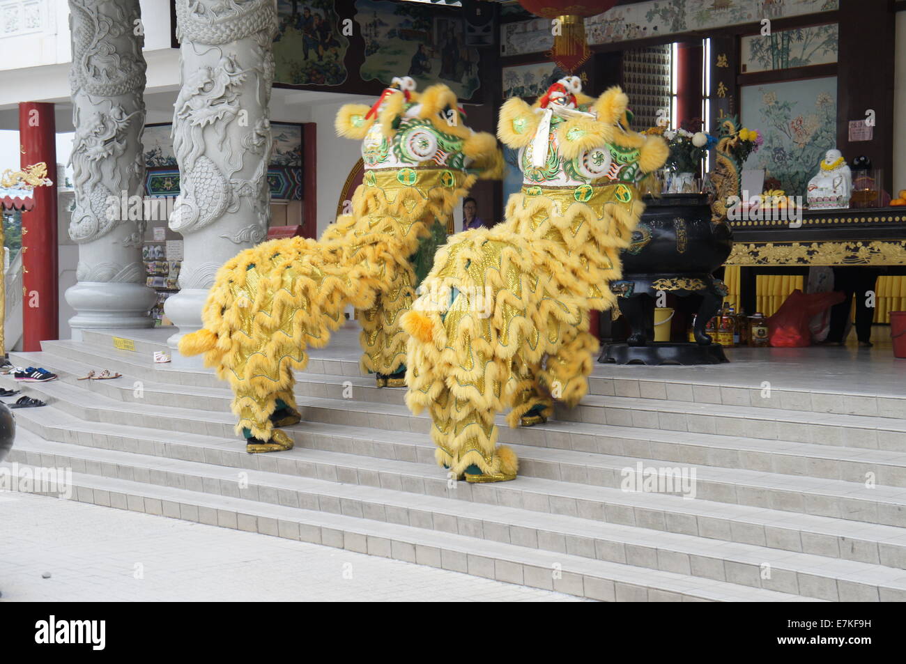 lion dance troupe praying Stock Photo - Alamy