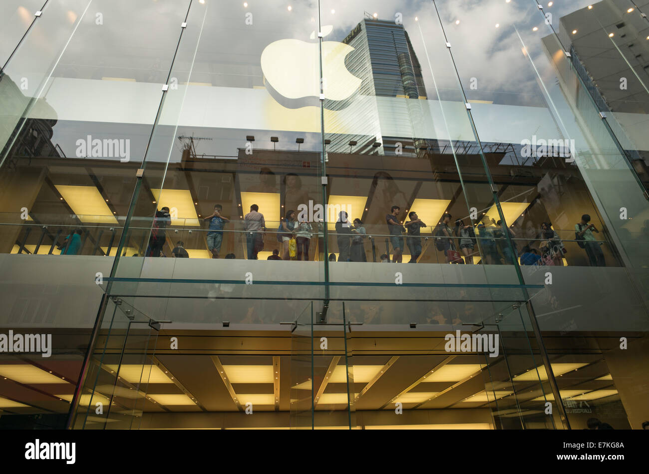 Apple Store in Causeway Bay Stock Photo - Alamy