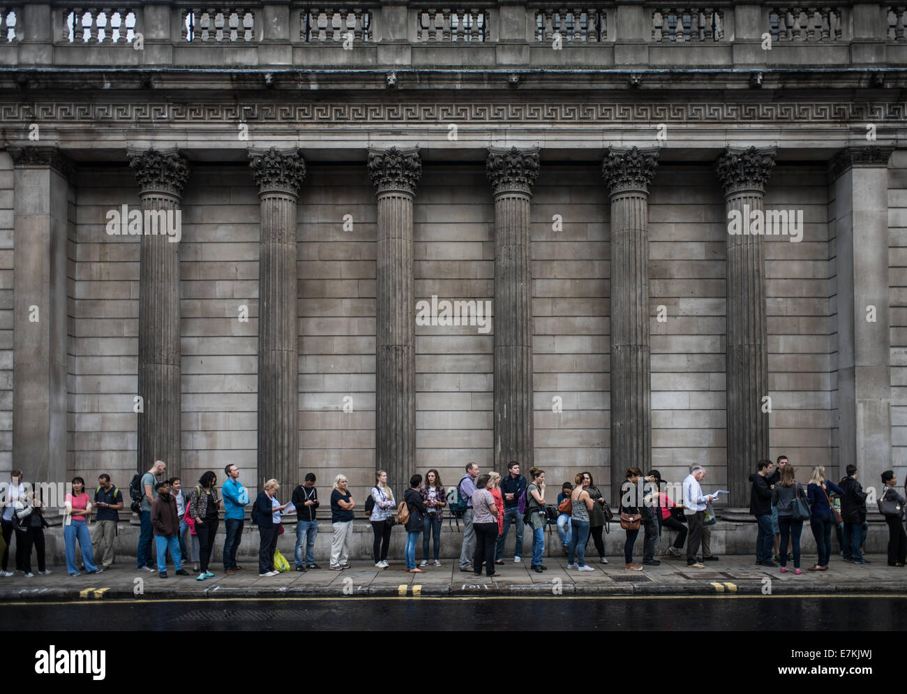 Queue people house open day uk hi-res stock photography and images - Alamy