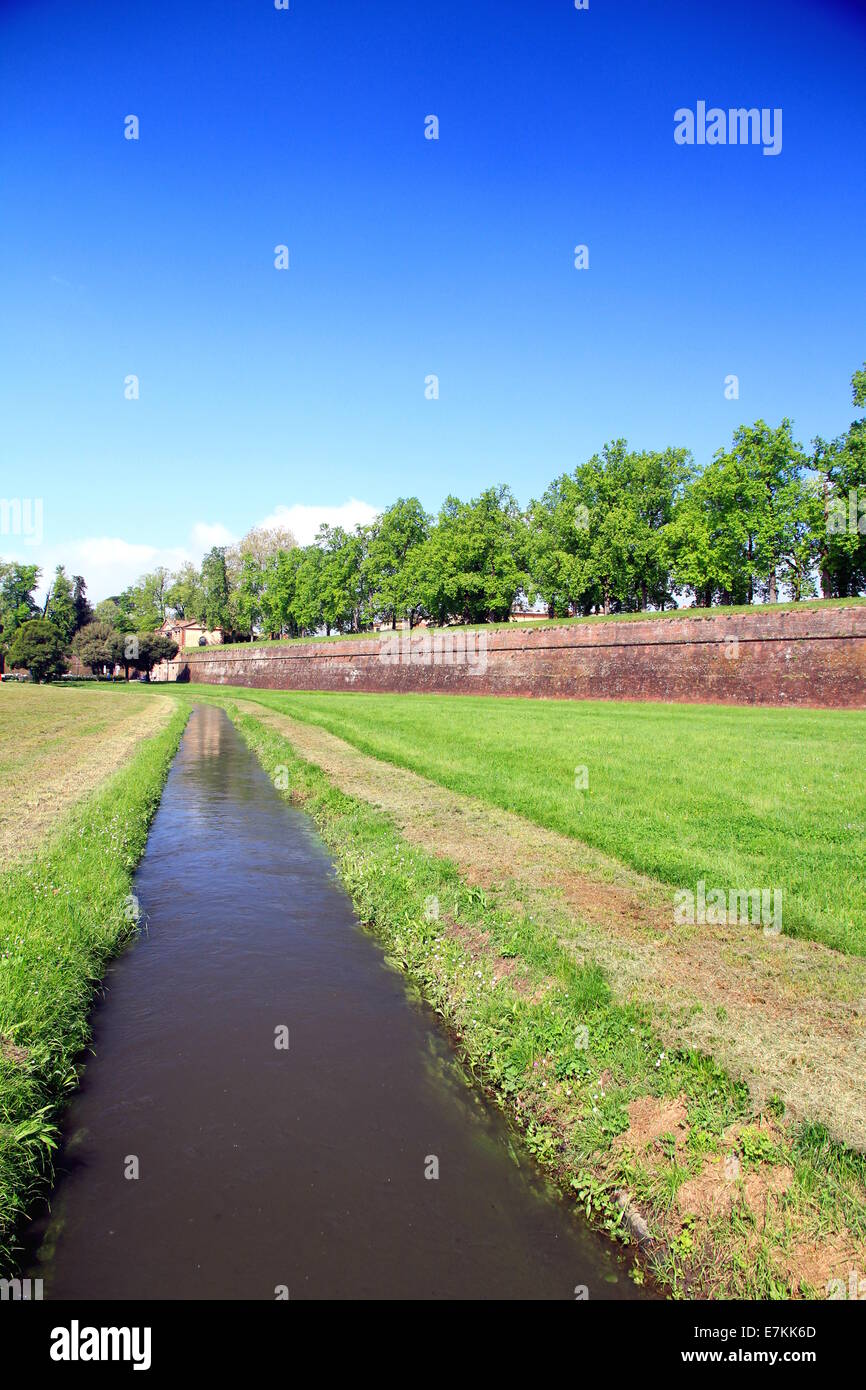 Medieval walls hi-res stock photography and images - Alamy