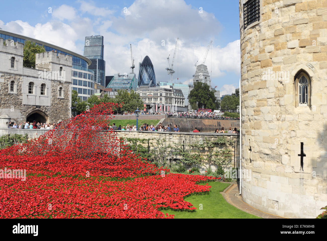 Remembrance Poppies at the Tower of London, England, UK Stock Photo - Alamy
