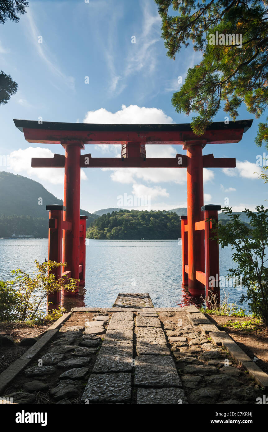 A red torii gate on the shores of Lake Ashi in Hakone, Japan Stock ...
