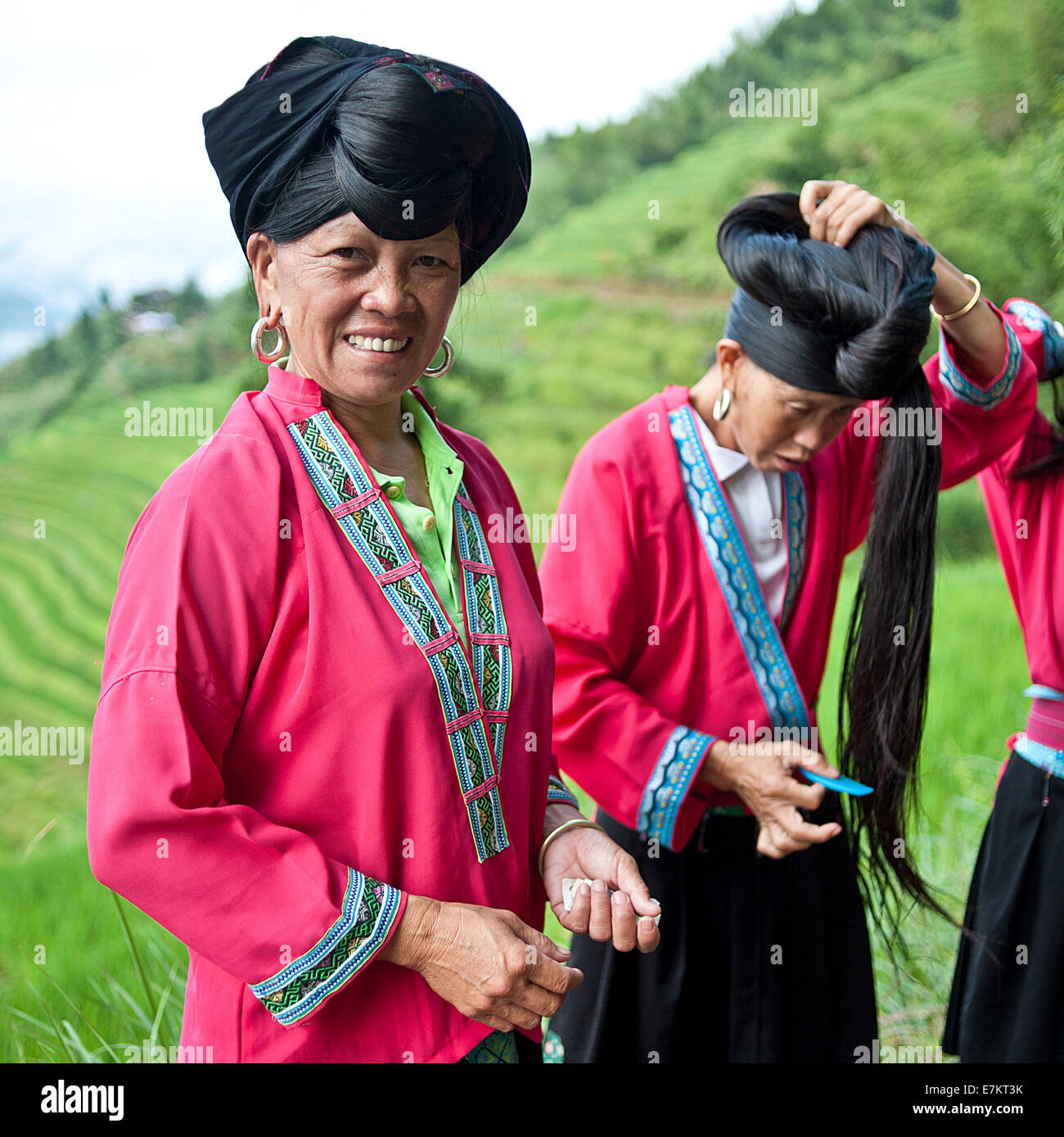 Yao women of Longji area demonstrating their long hair Stock Photo - Alamy