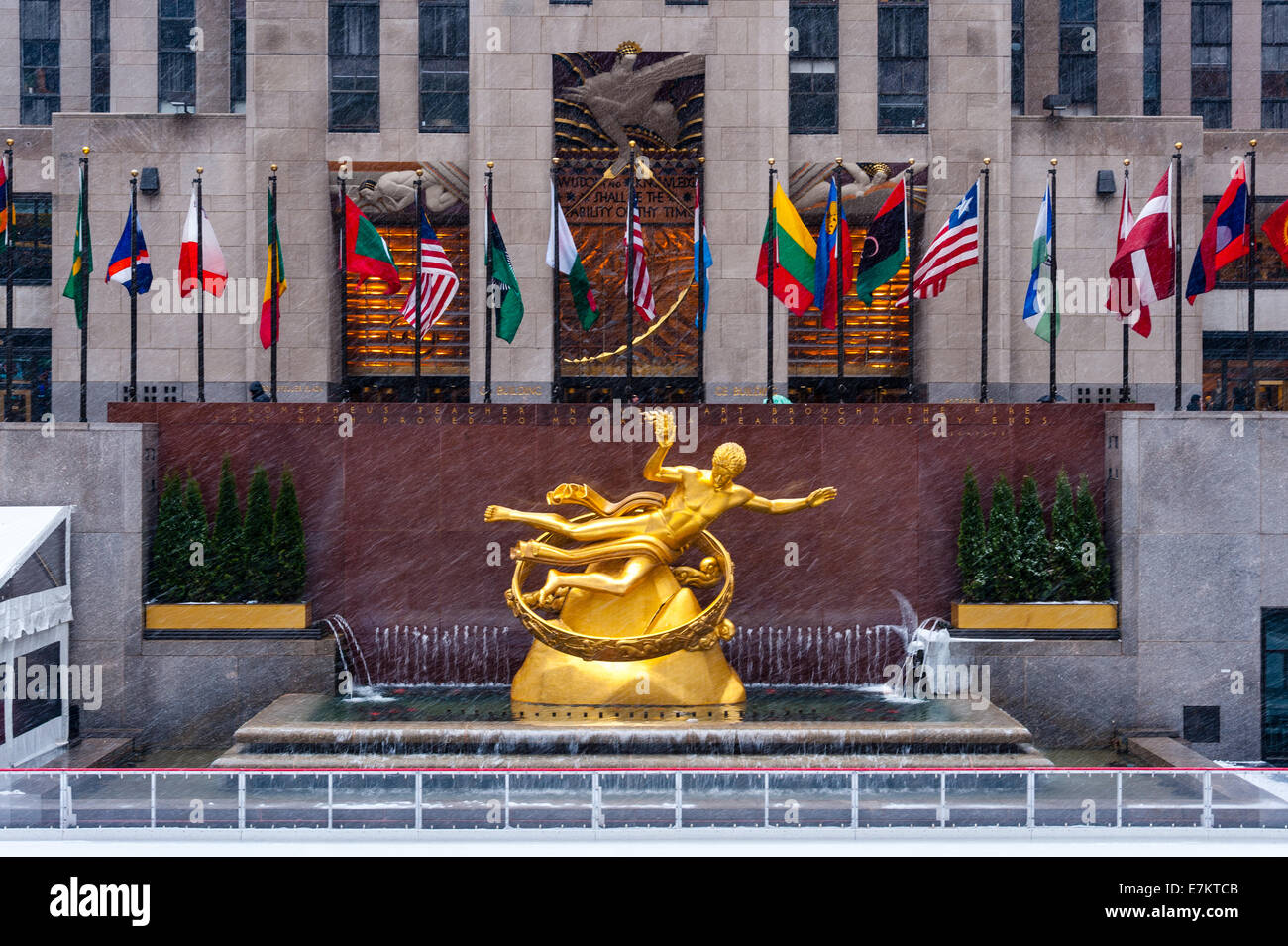 Golden statue rockefeller center ice hi-res stock photography and ...