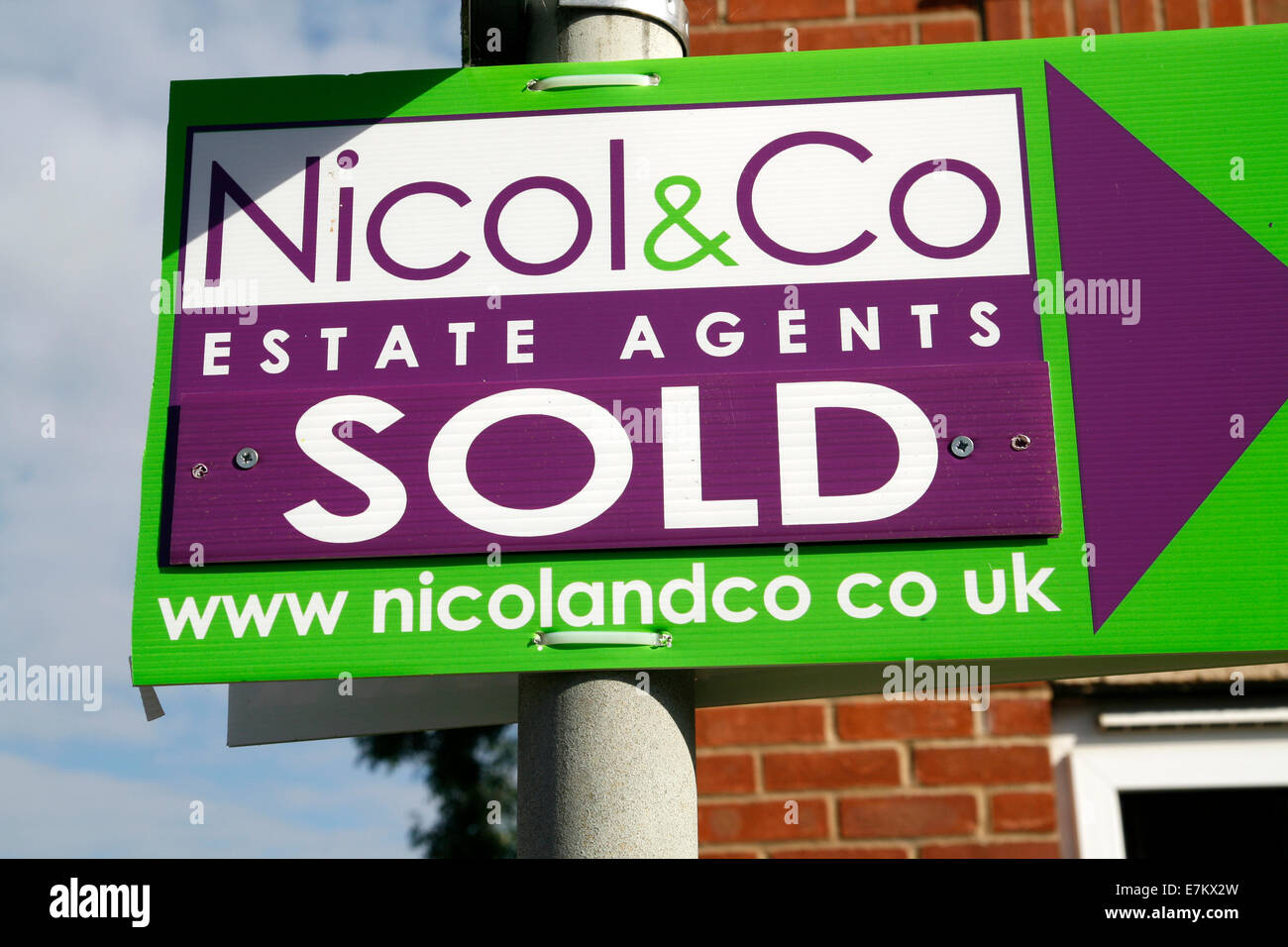 Estate agent sold sign hi-res stock photography and images - Alamy