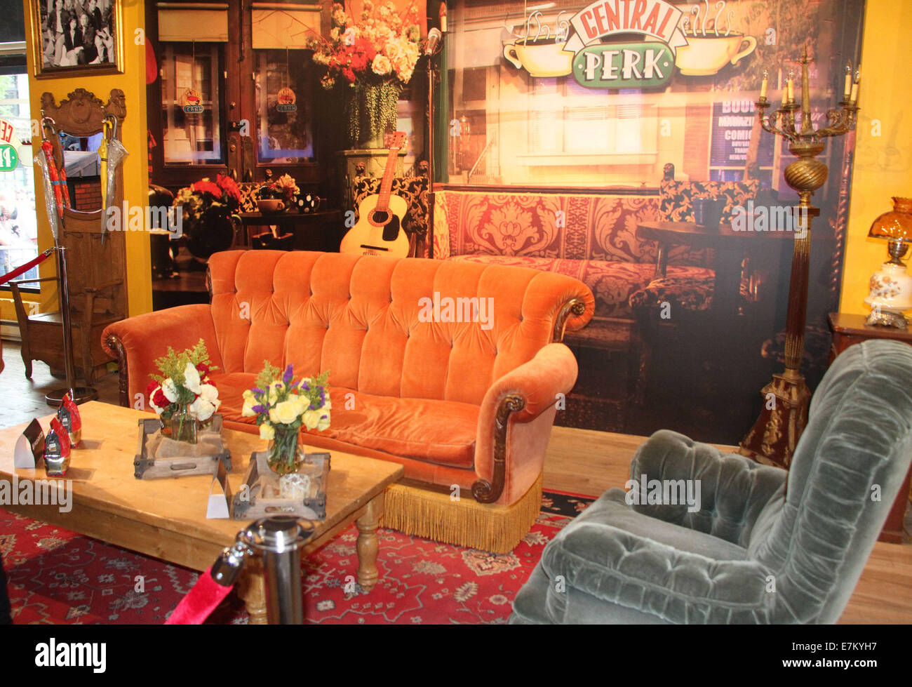Central perk sofa hi-res stock photography and images - Alamy
