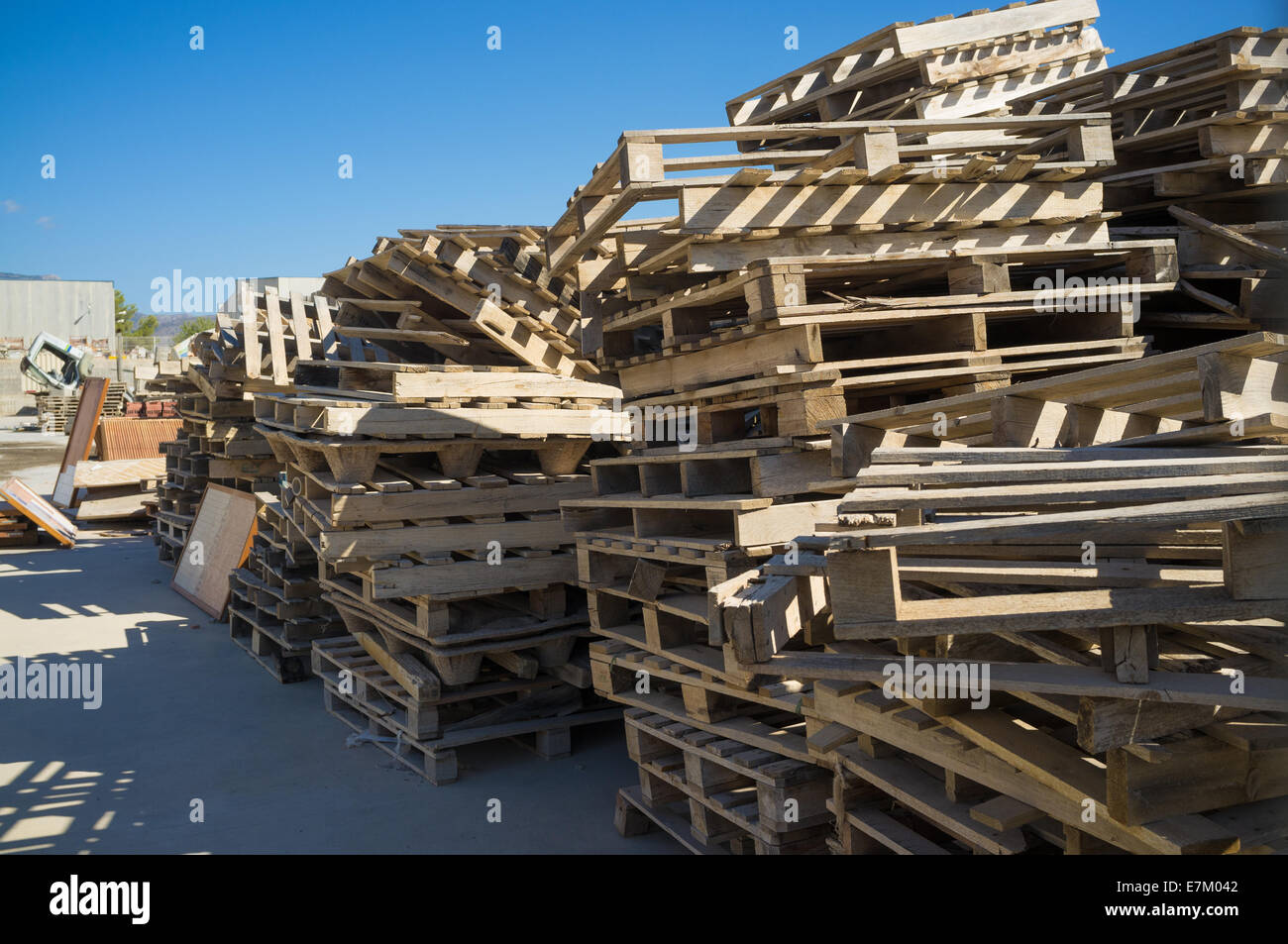 Broken pallets hi-res stock photography and images - Alamy