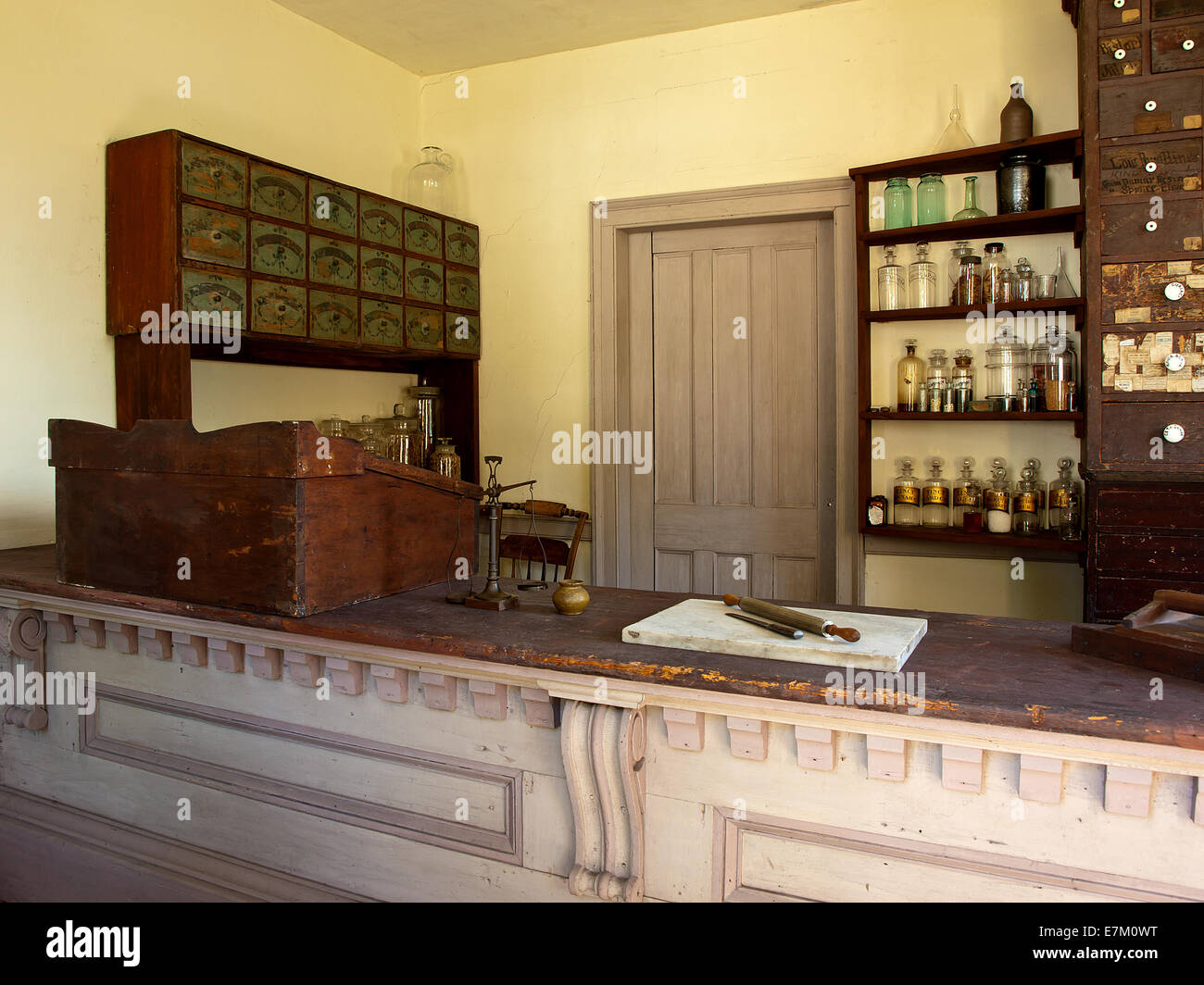 Old fashioned pharmacy hi-res stock photography and images - Alamy