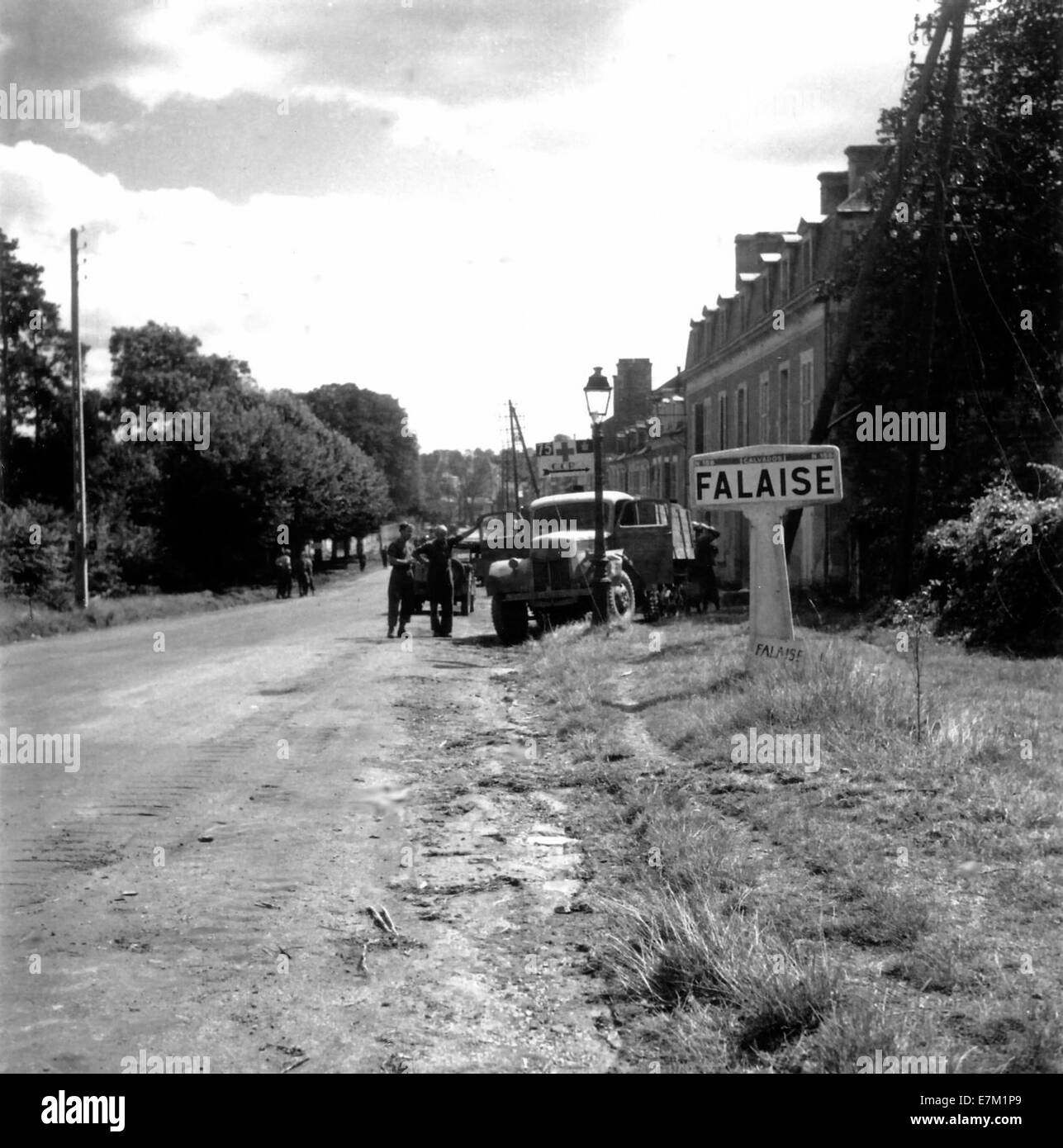 Canadian soldiers at Falaise town entrance Stock Photo - Alamy