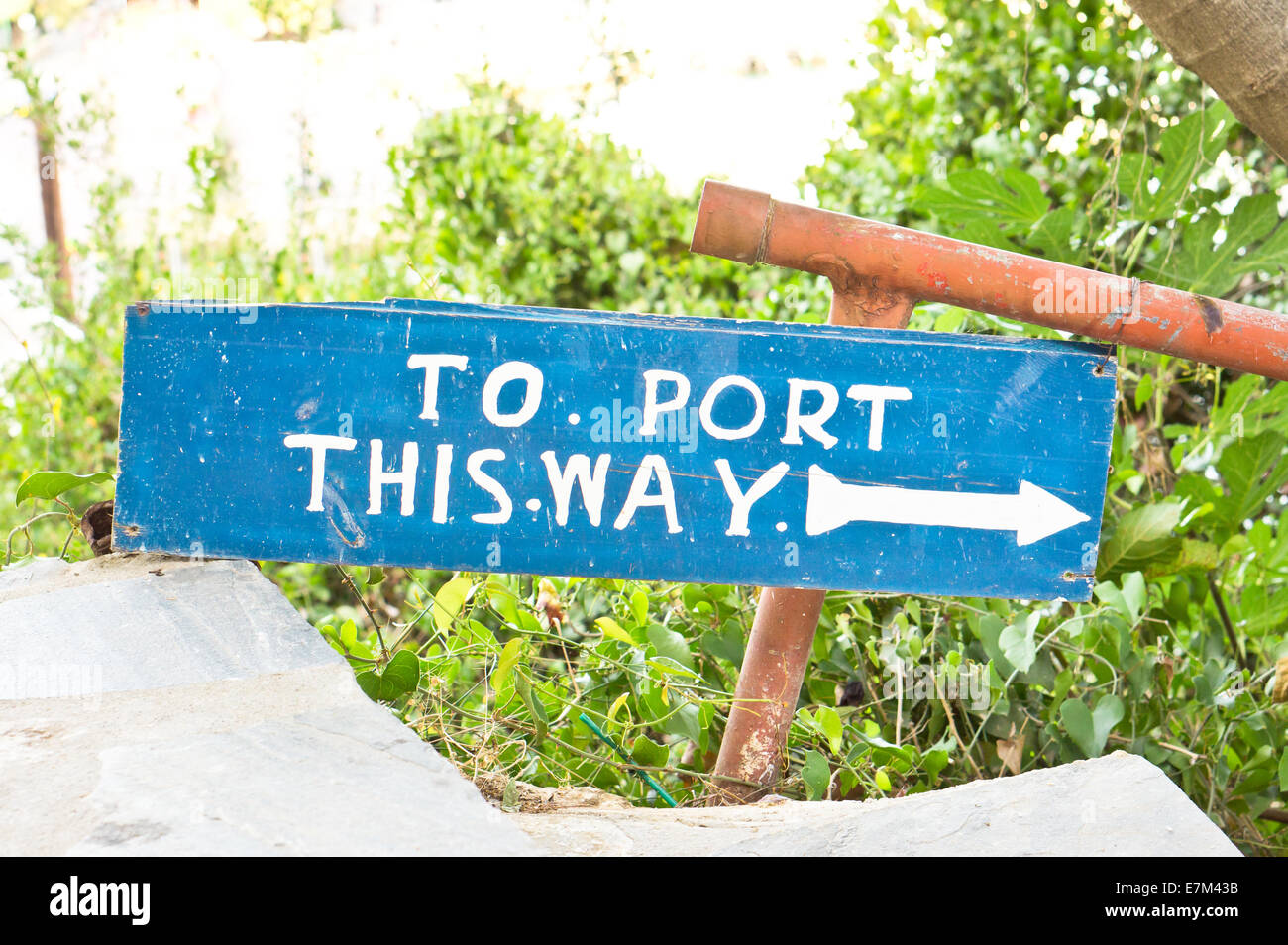 A hand painted sign indicating the way to the port Stock Photo - Alamy