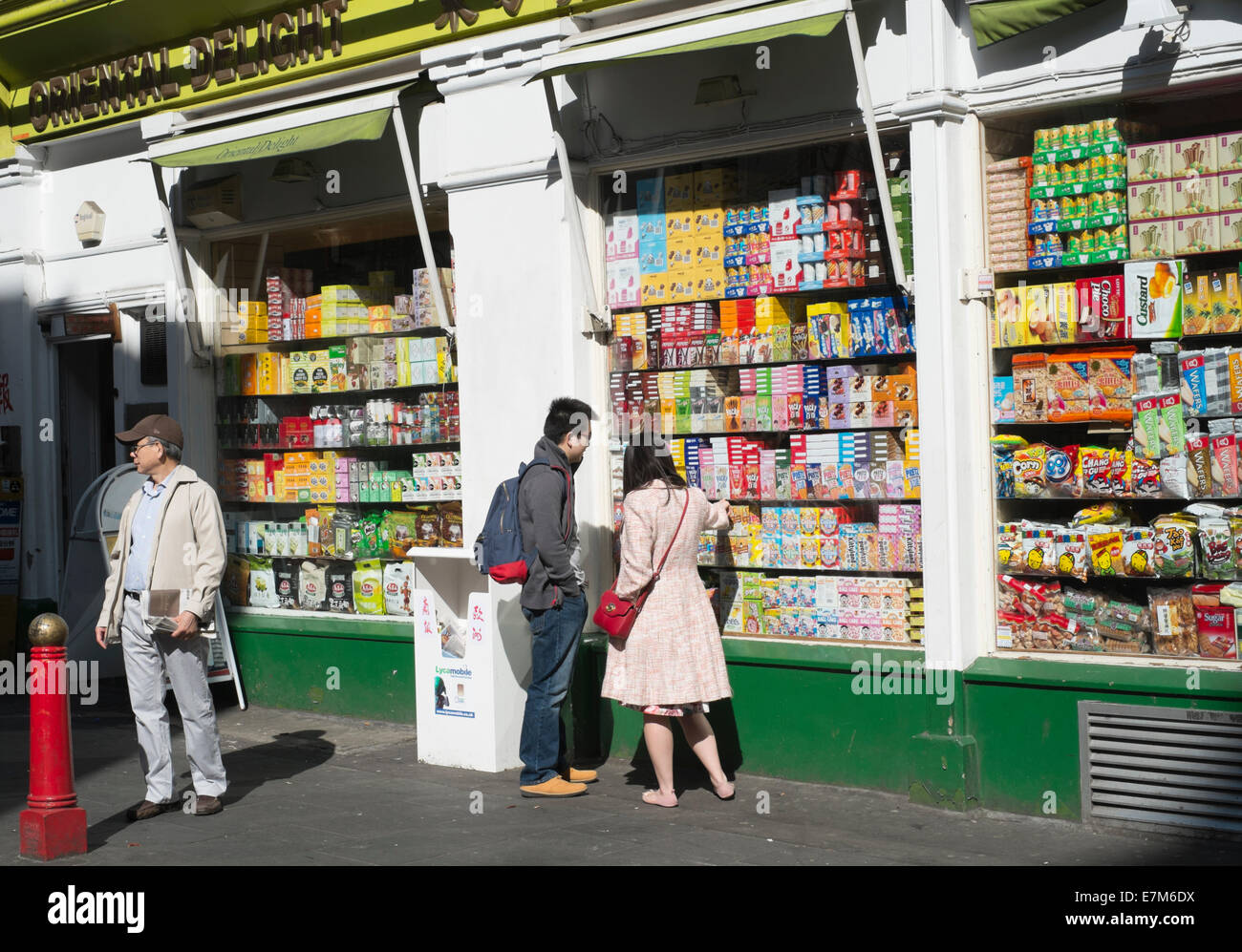 Street scene in London's Chinatown Stock Photo - Alamy