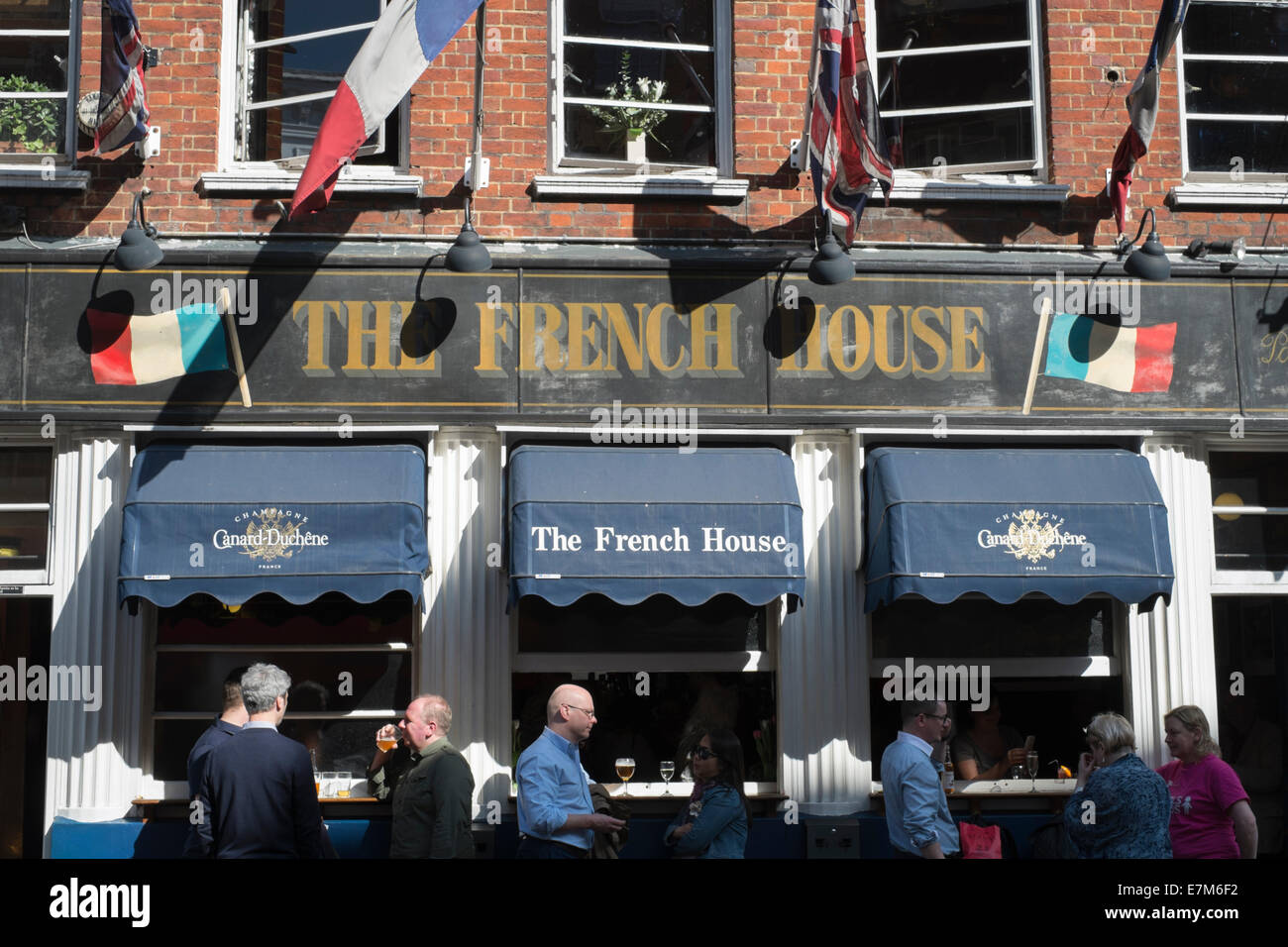 Pubs and restaurants in London's Dean Street Stock Photo - Alamy