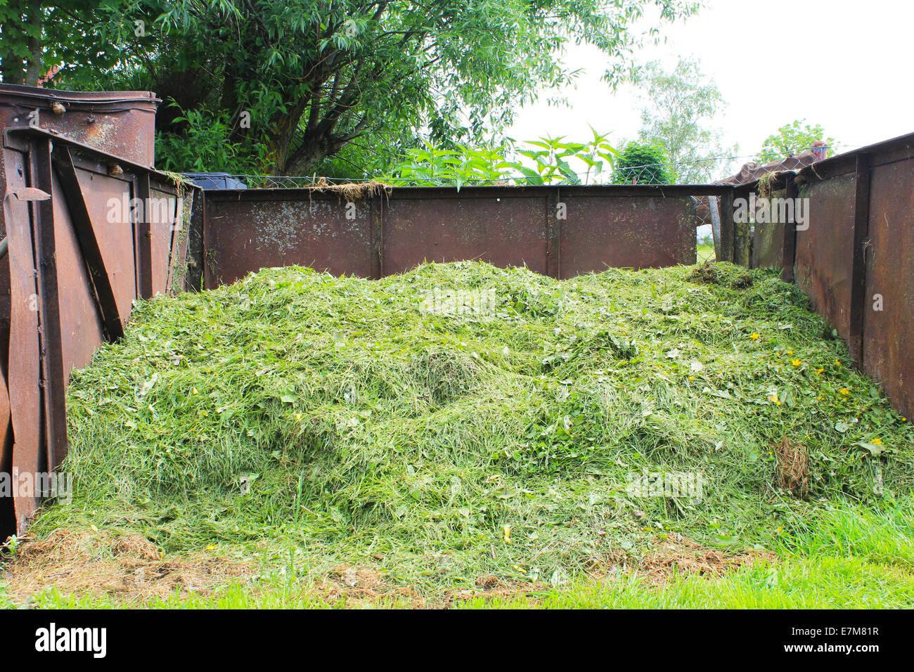 Compost garden enclosure hi-res stock photography and images - Alamy