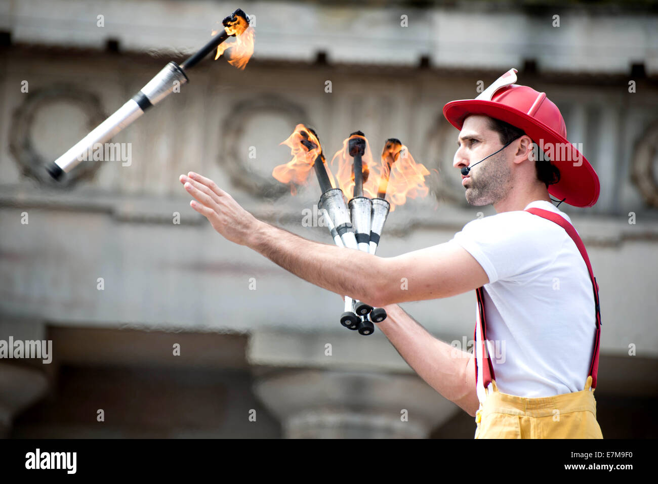 Street Performance at Edinburgh Fringe Festival 2014 Stock Photo - Alamy
