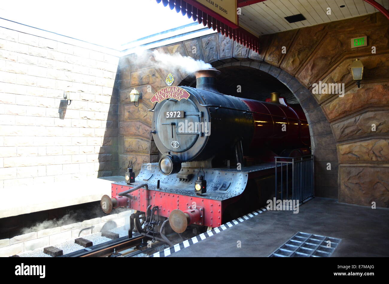 Hogwarts Express Train in Diagon Alley at the Wizarding World of Harry ...