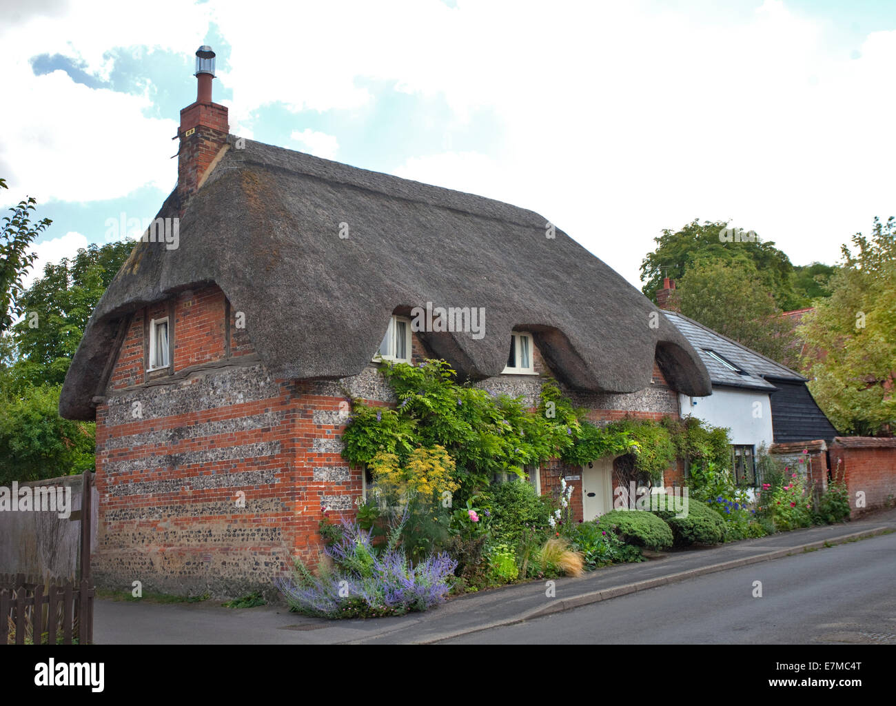 Thatched Cottage in Abbots Ann, Hampshire, England Stock Photo - Alamy