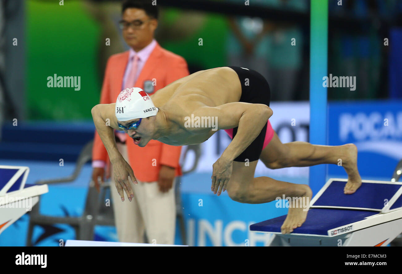 Sun yang swimming dives hi-res stock photography and images - Alamy