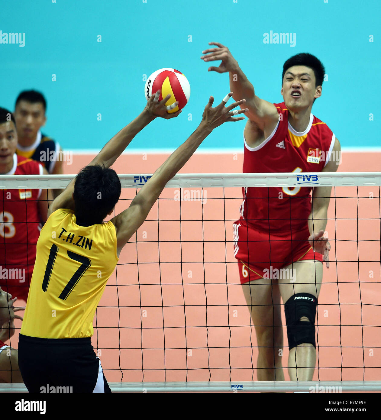 Incheon, South Korea. 21st Sep, 2014. Liang Chunlong (R) of China ...