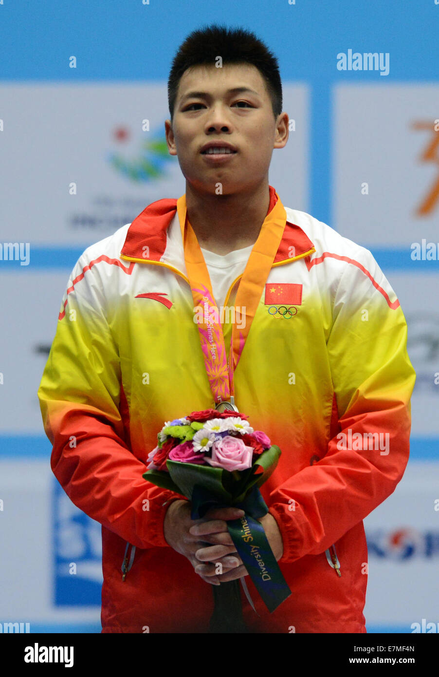 (140921) -- INCHEON, Sept. 21, 2014 (Xinhua) -- Silver medalist Chen ...