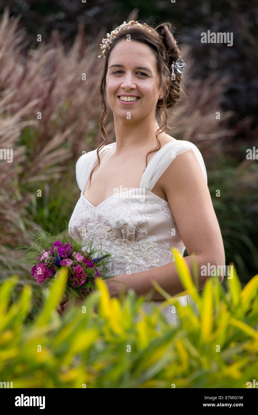 A bride smiling on her wedding day Stock Photo - Alamy