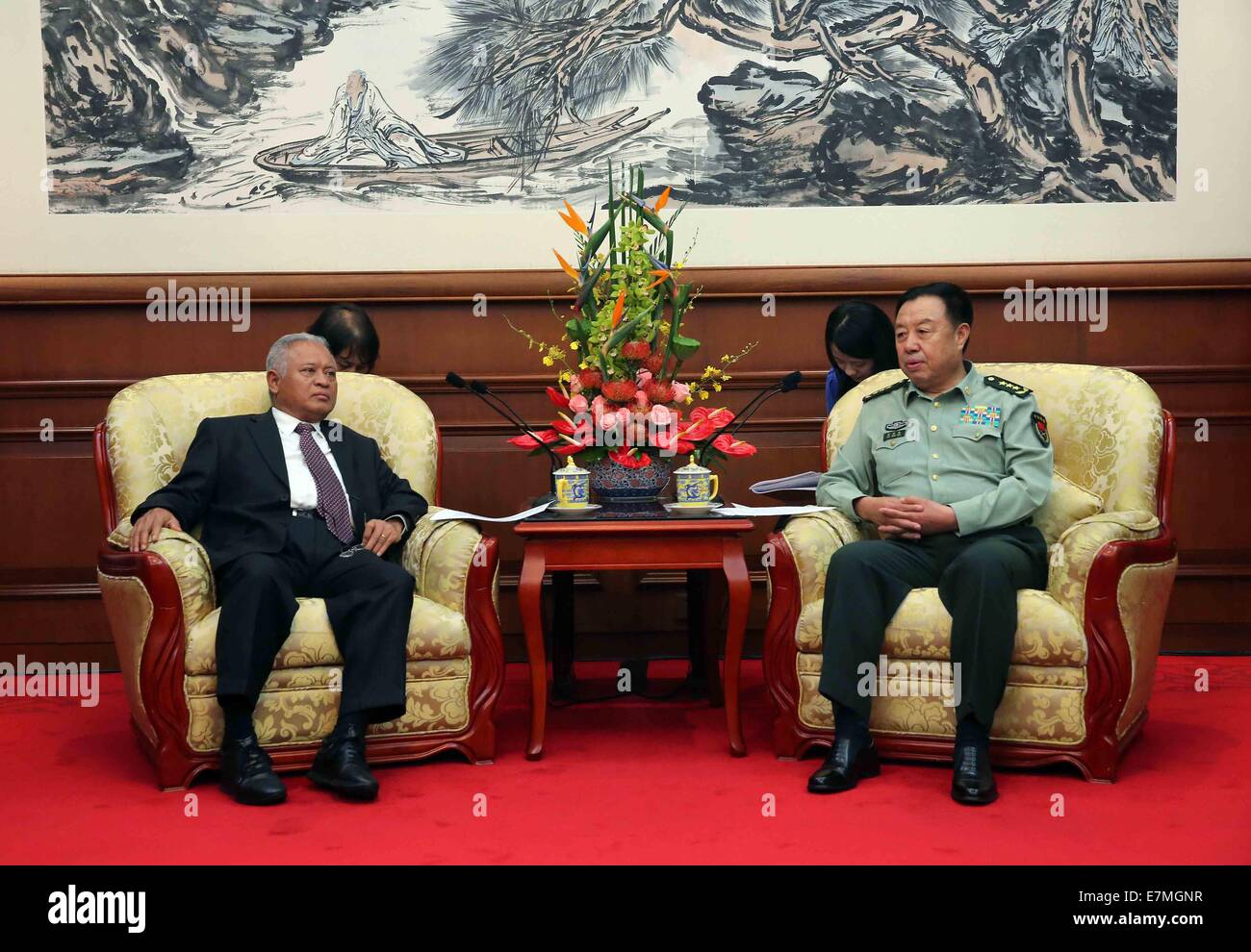 (140921) -- BEIJING, Sept. 21, 2014 (Xinhua) -- Fan Changlong (R), vice ...