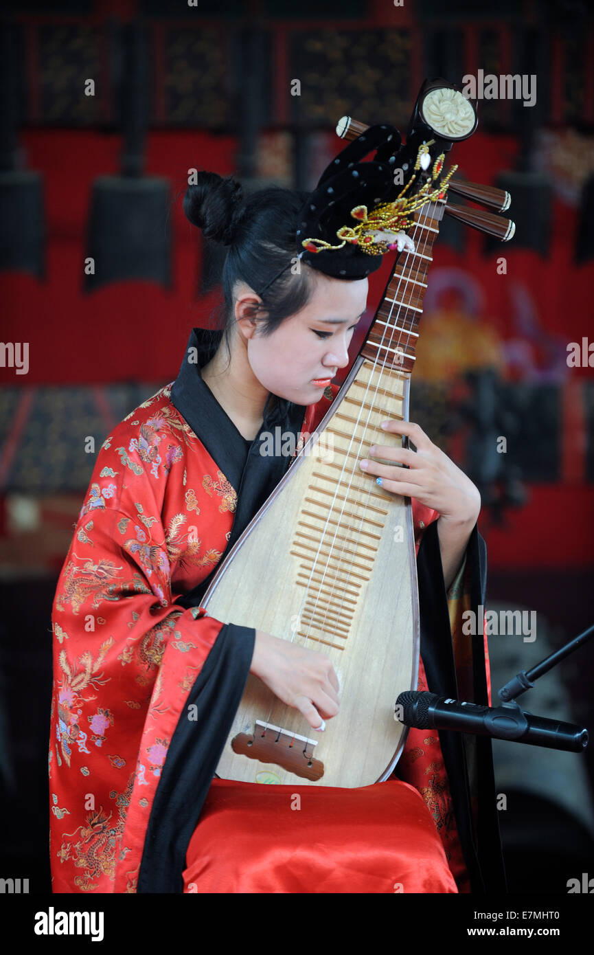 Lute china hi-res stock photography and images - Alamy