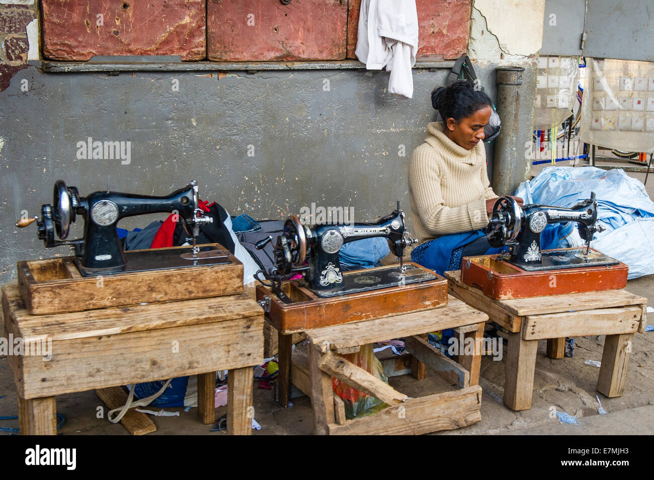 Lady sewing hi-res stock photography and images - Alamy