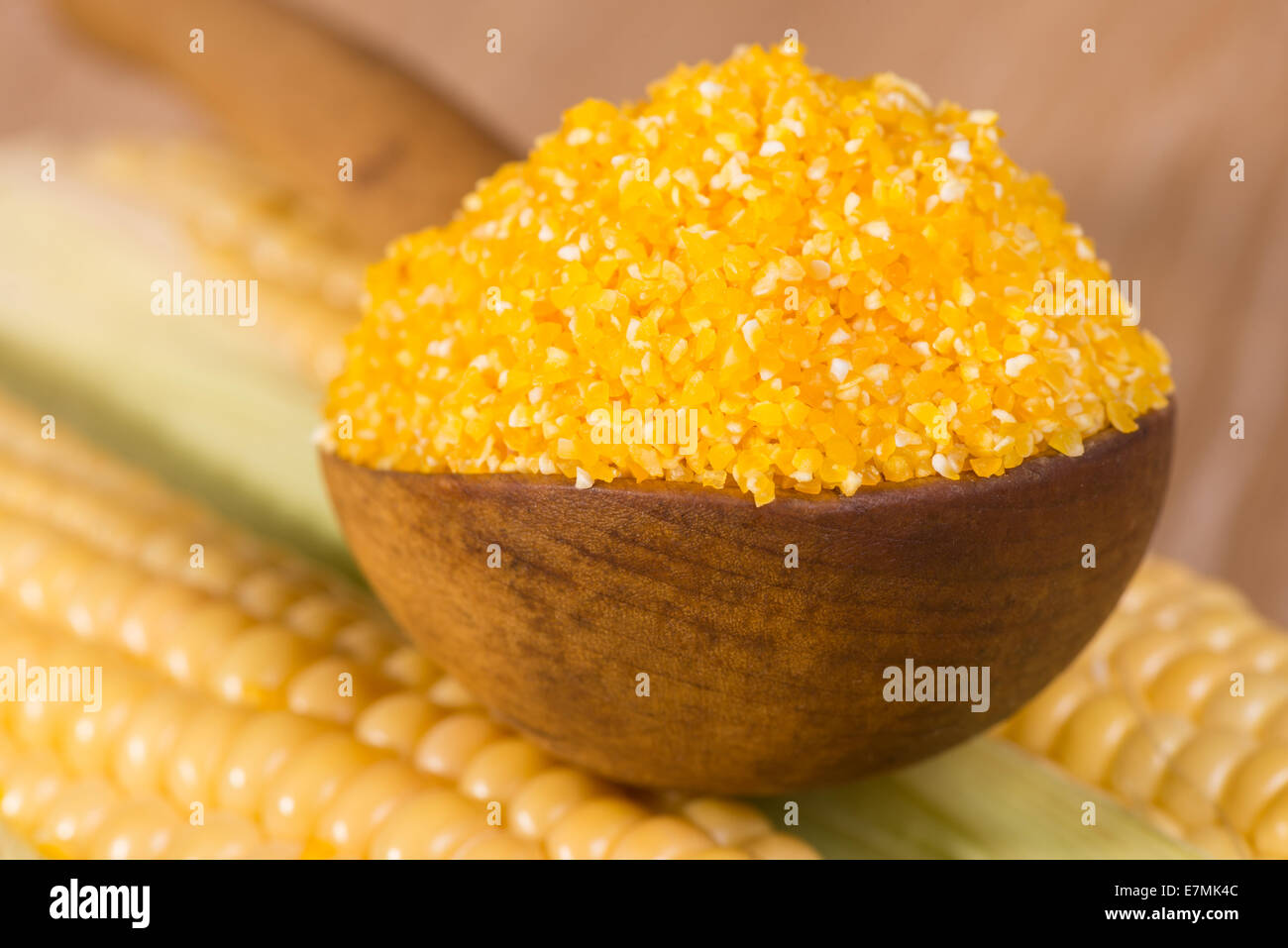 corn grits in old wooden spoon and cobs Stock Photo - Alamy