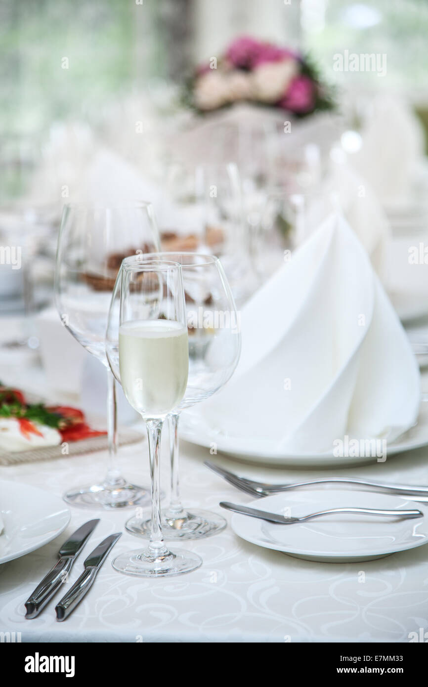 Festival table setting at the restaurant Stock Photo - Alamy