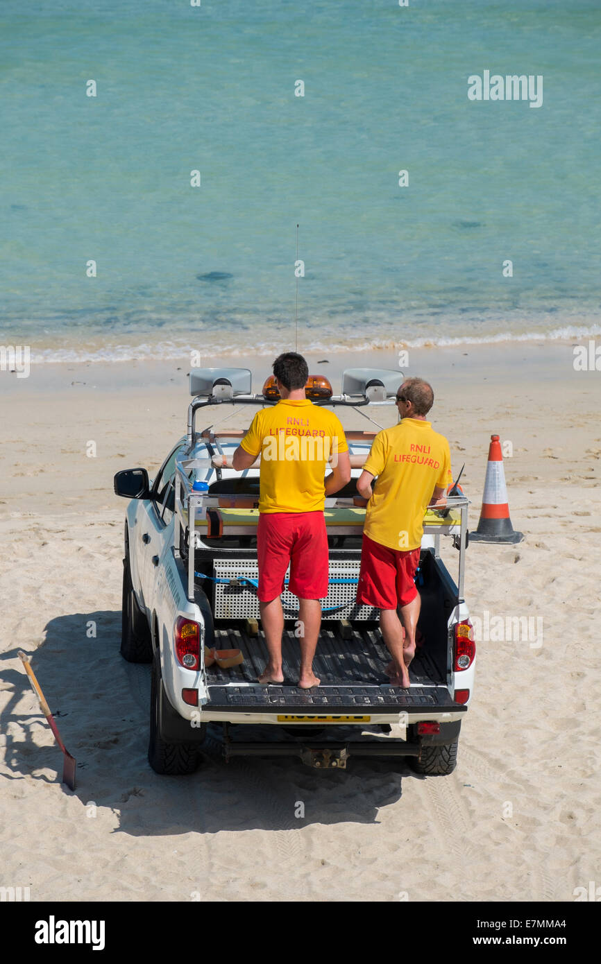 Cornwall lifeguards hi-res stock photography and images - Alamy