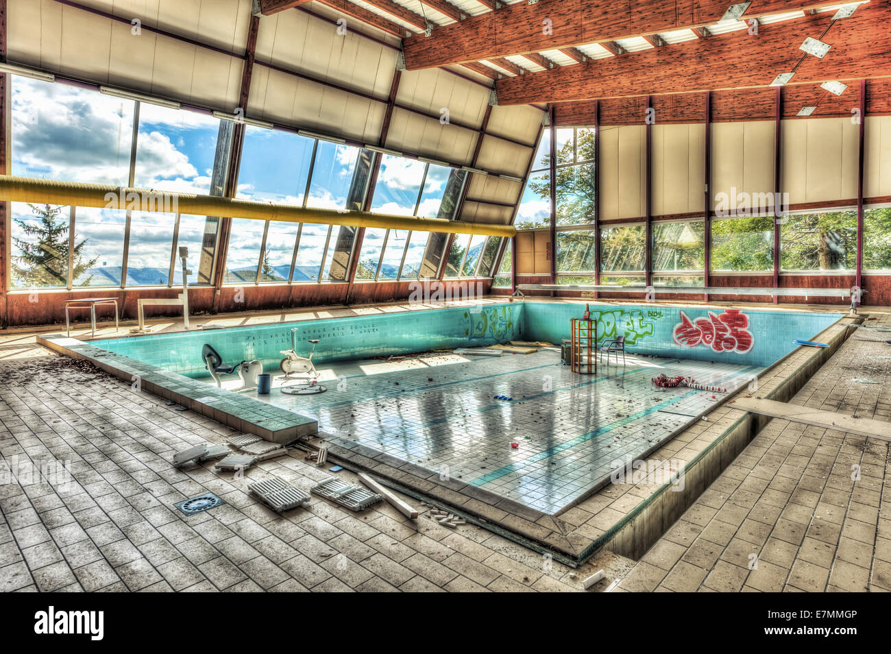 Piscine vide abandonnée hi-res stock photography and images - Alamy