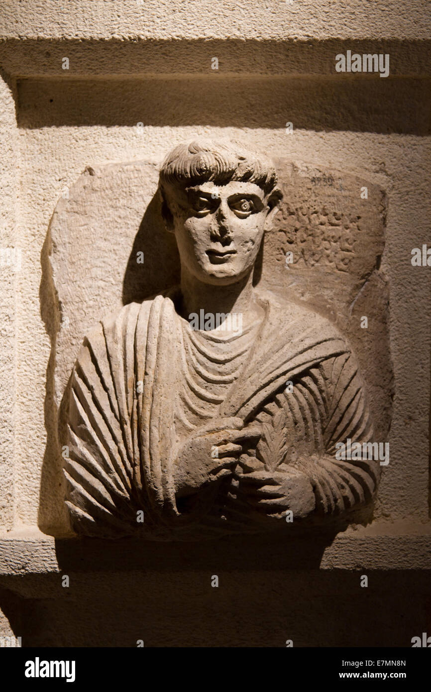 Broken face statue antiquity hi-res stock photography and images - Alamy